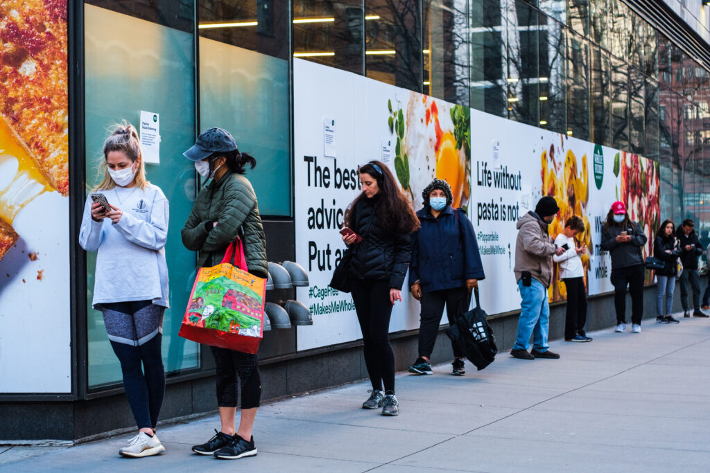 5 Ways To Make A Winter Queue Management System | Tensator Group